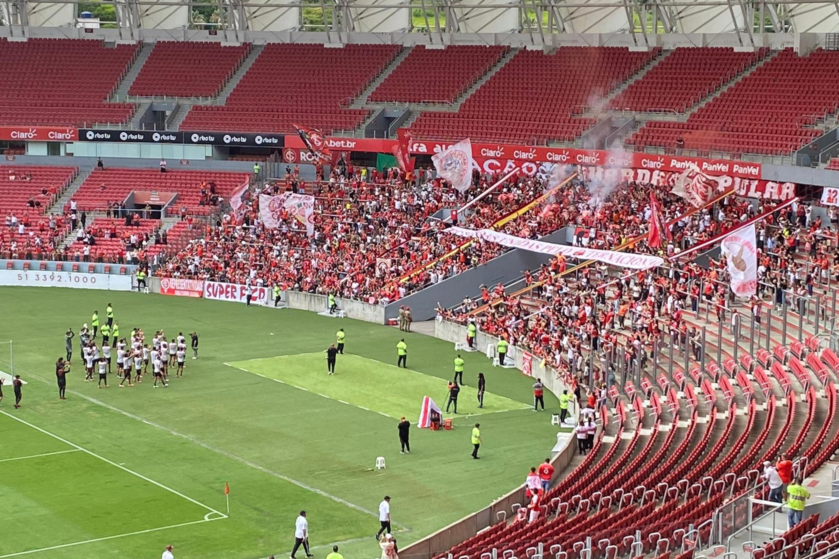 Antes de encarar o Santos, Inter faz treino aberto e recebe apoio da ...