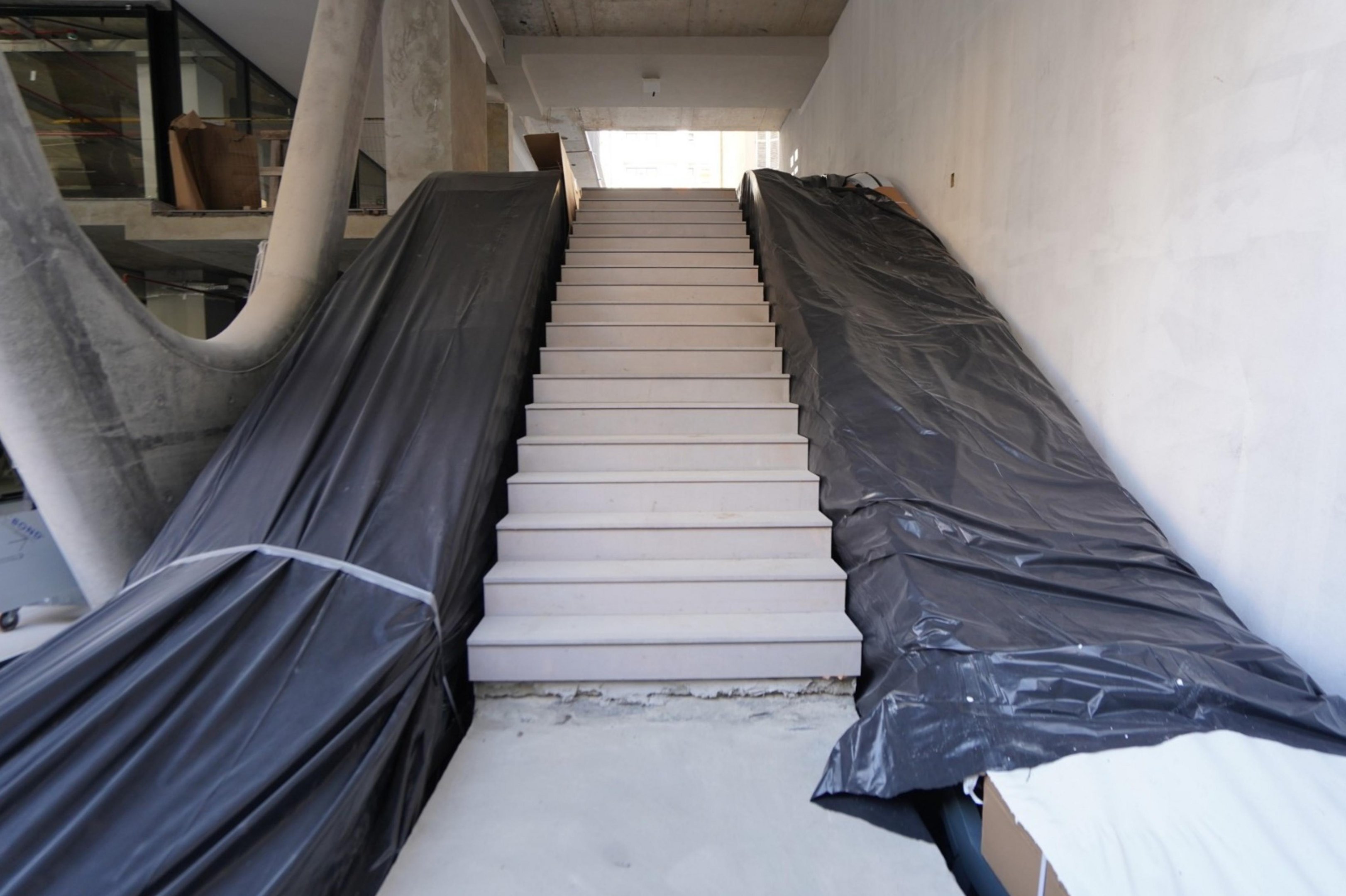 Escada rolante trazida da China é instalada quase na calçada da Rua da ...