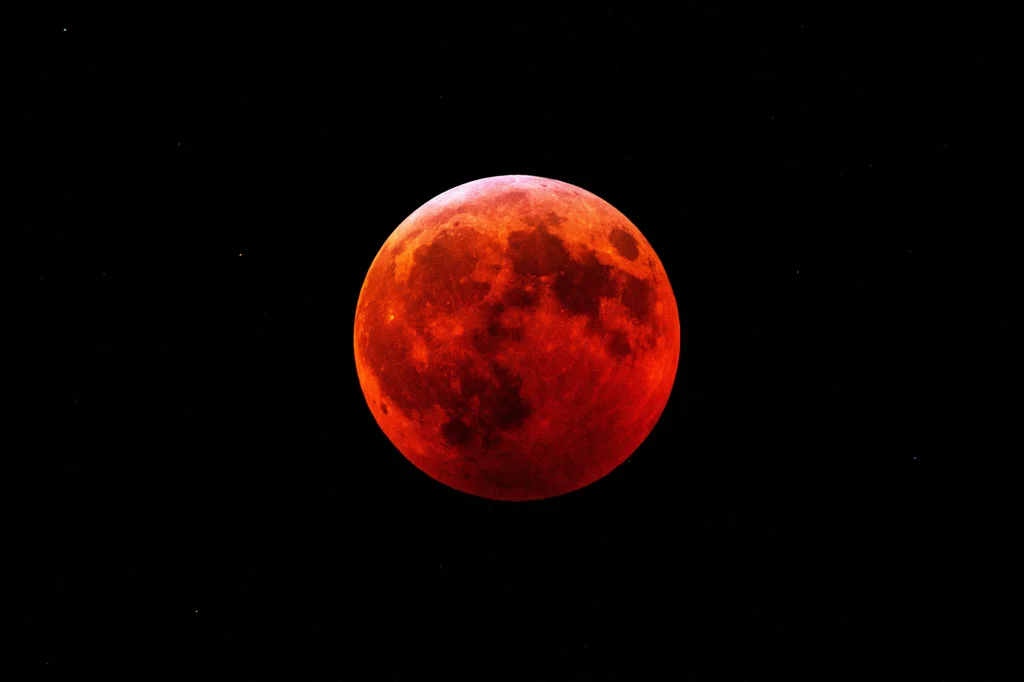 Eclipse lunar total: assista à "Lua de Sangue" deste domingo ao vivo
