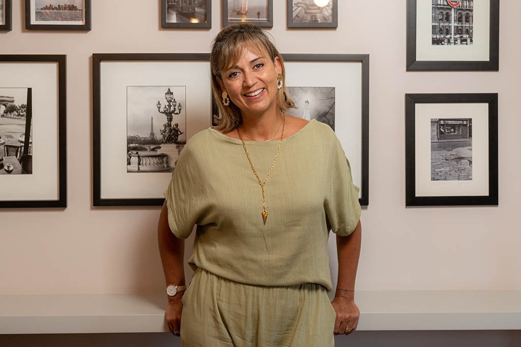 Flávia Fernanda Costa revela conexão afetiva com a educação, a família ...