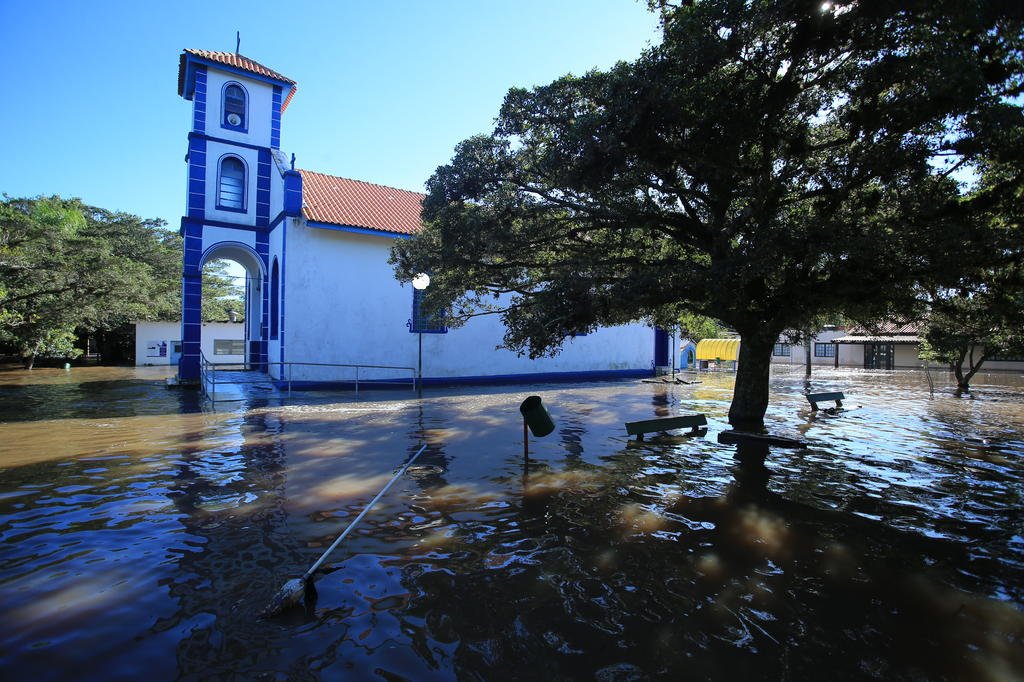 Moradores de Itapuã, em Viamão, sofrem com cheia do Guaíba; 43 pessoas ...