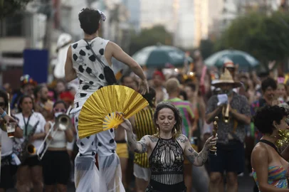 Bloco da Laje dá início ao carnaval de rua de Porto Alegre com desfile ...
