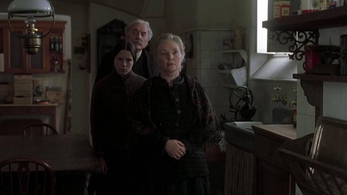 Crítica de "Os Outros", no MGM: Nicole Kidman em ótimo filme de terror ...