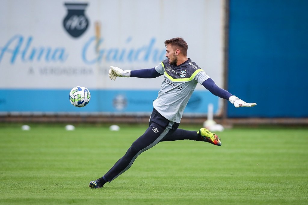 Gabriel Grando fala sobre titularidade no Grêmio: "Tem de estar ...