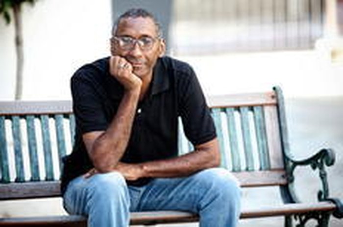 Poeta Ronald Augusto lança coletânea que revisita sua carreira | DG