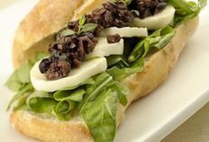 Prepare um sanduíche com mussarela de búfala e pasta de azeitona | GZH