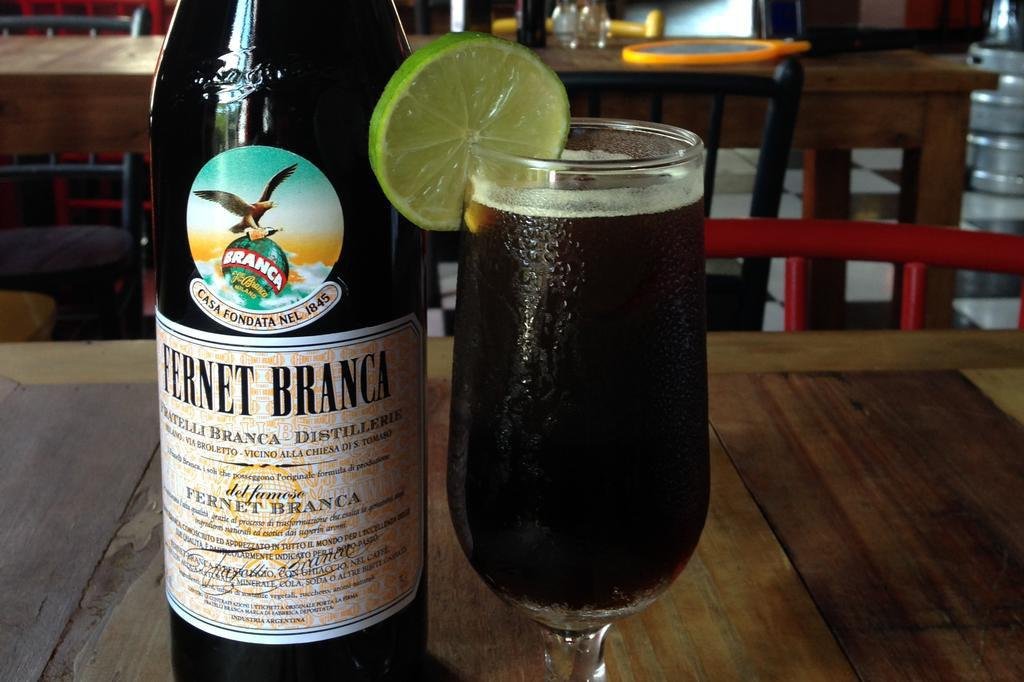Aprenda a fazer um drink de fernet com coca | Pioneiro