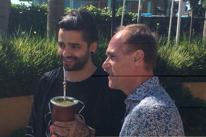 Paulo Brito e Lucas, da banda Fresno, tomam chimarrão e cantam Roberto ... Paulo Brito e Lucas, da banda Fresno, tomam chimarrão e cantam Roberto ...