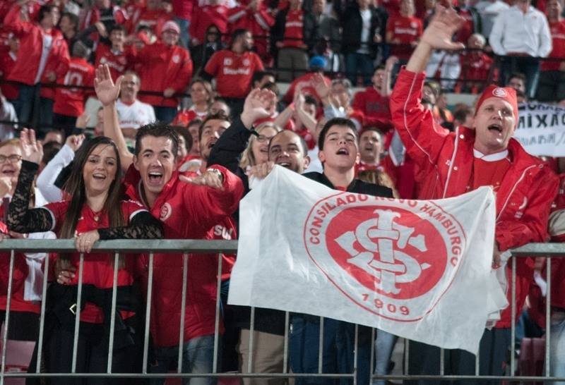 Torcida e jogadores do Inter fazem a festa no voo de volta a Porto ...