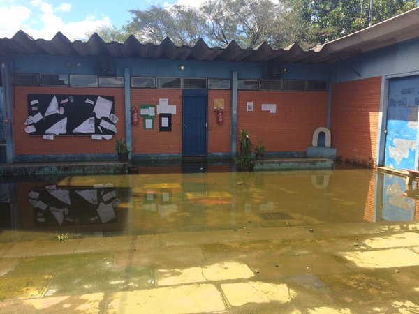 Escola inundada por esgoto retoma aulas após 3 dias em Porto Alegre | GZH