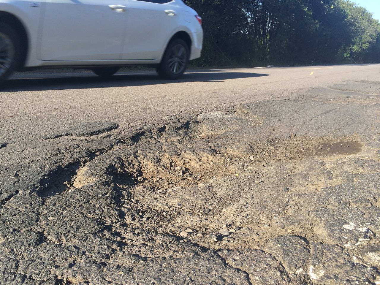 Morador de Vila Cristina, em Caxias, tapa buracos da RS-452 | GZH