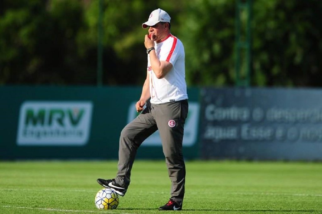 Celso Roth cita controle do Inter e analisa situação: "Ladeira perigosa ...
