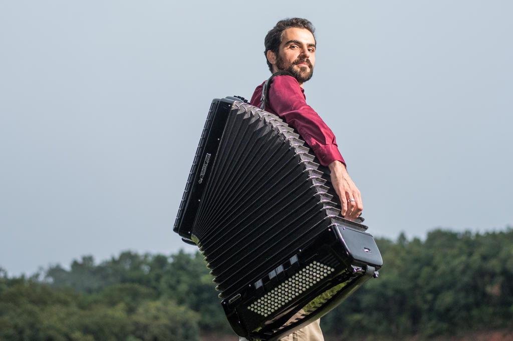 Acordeonista Fernando Ávila lança álbum de estreia neste domingo | GZH