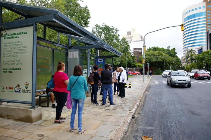 Energia solar e entrada USB: como funciona a parada de ônibus ...