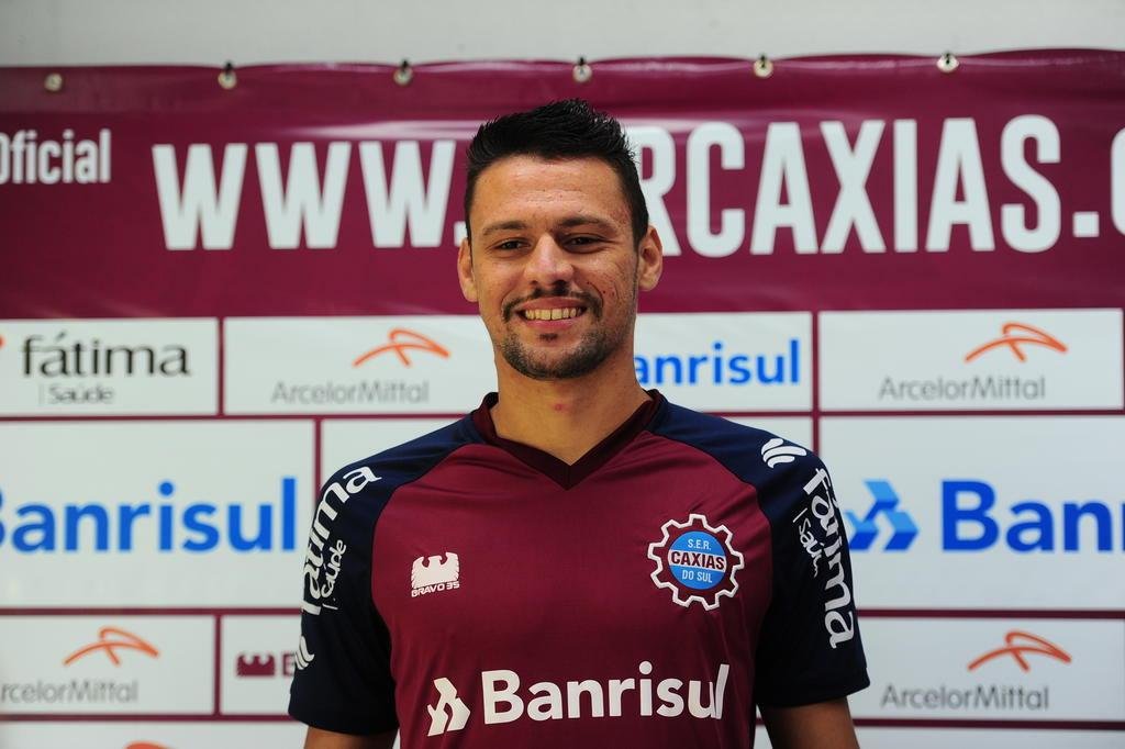 Centroavante Louback, 24 anos, é oficialmente apresentado no Caxias ...