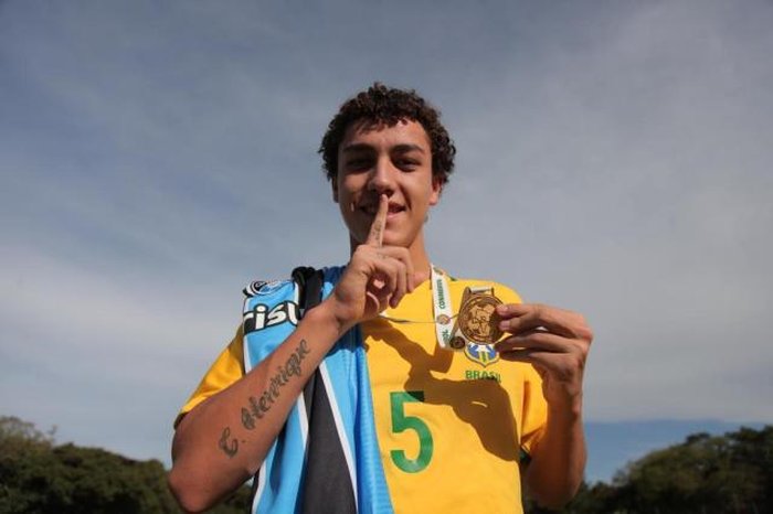 Com Victor Bobsin, do Grêmio, e Vinícius Junior, seleção brasileira sub ...