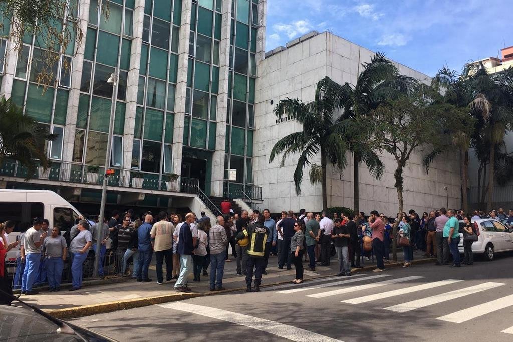 Princípio de incêndio atinge prédio do TRE em Porto Alegre | GZH
