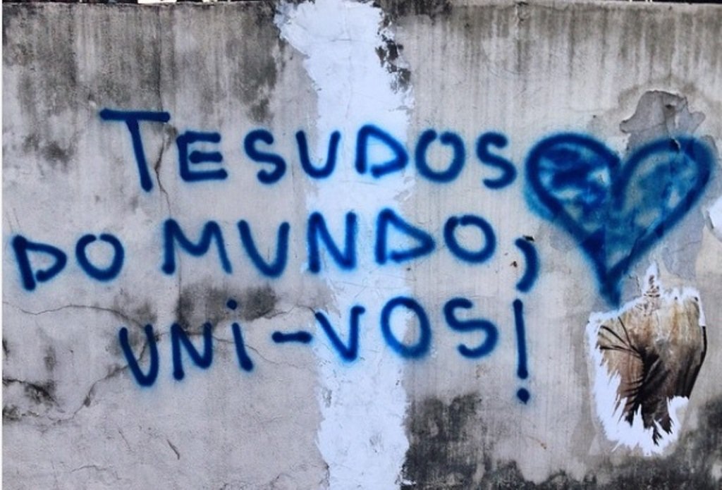 Claudia Tajes: Não suba no vaso sanitário. Não fume dentro do toilette ...