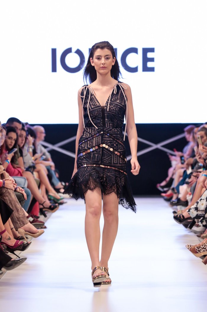 Dos 22 desfiles, elas estiveram em 13: conheça as duas modelos ...