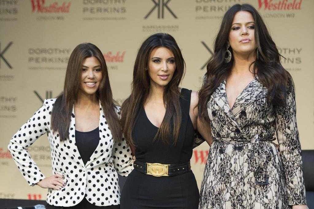 Irmãs Kardashian firmam-se na moda e chamam atenção até da realeza | Donna