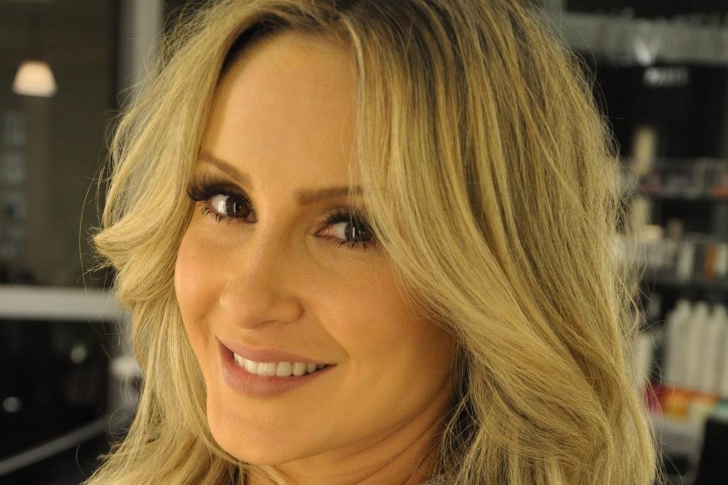 Claudia Leitte divulga fotos do novo corte de cabelo | Donna