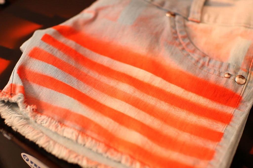 Aprenda a customizar seu short com spray para o verão | Donna