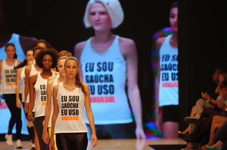 Luize Altenhofen brilha na passarela da Brasil Sul | Donna