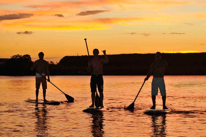 Stand up paddle, mix de surfe e canoagem, é opção de exercício para o ...