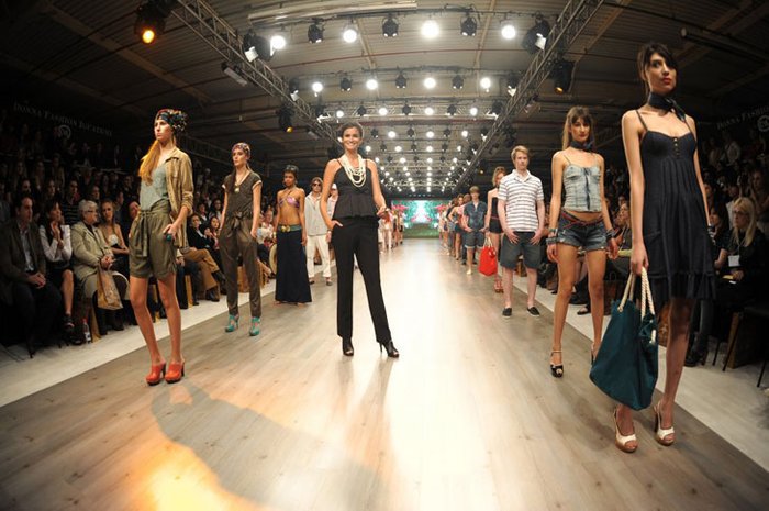 Por trás da passarela | Donna