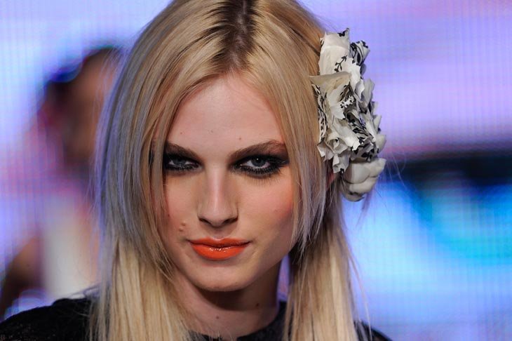 Modelo andrógino atrai olhares durante semana de moda paulista | Donna