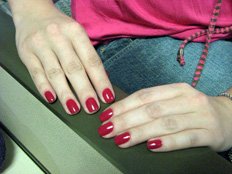 Esmalte de cor forte é tendência para o calor | Donna