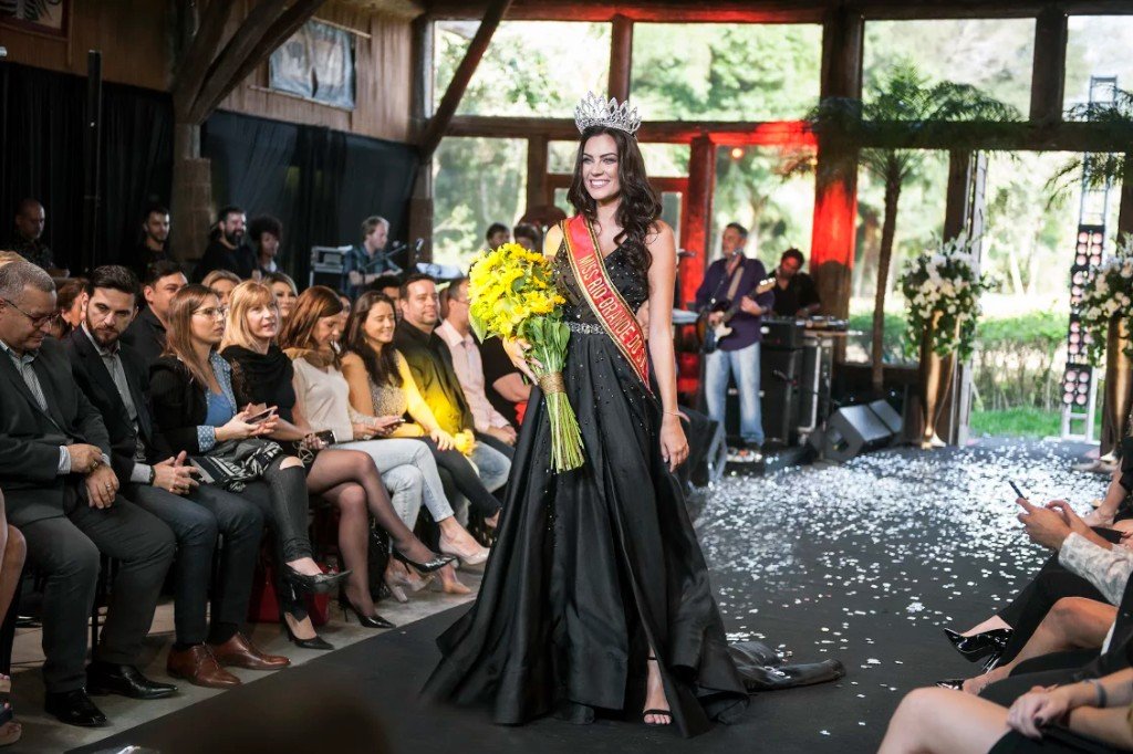 O vestido pretinho nada básico da Miss RS 2017 é apaixonante | Donna