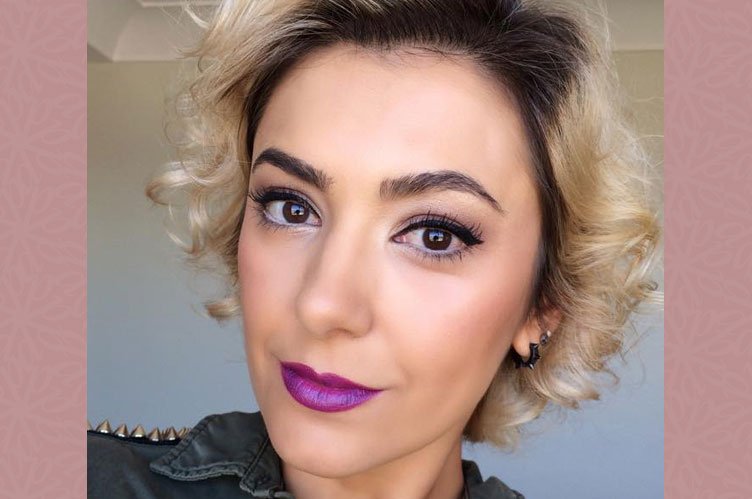 VÍDEO! Como fazer uma make iluminada com batom roxo | Donna