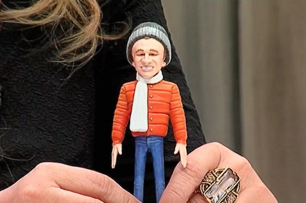 "BBB 19": Tiago Leifert dá boneco para Sonia Abrão e diz estar ...