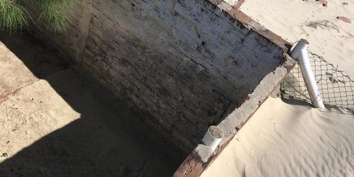 Areia da praia invade casa de aposentada em Balneário Pinhal | DG
