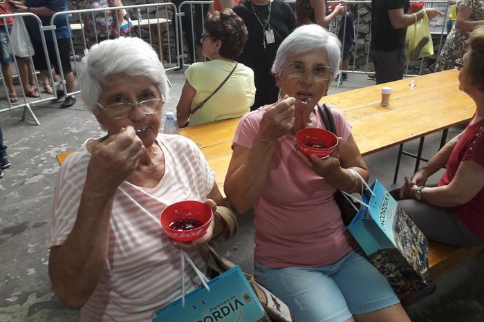 Centenas de pessoas saboreiam o sagu no Pavilhão Nostra Gente, em ...