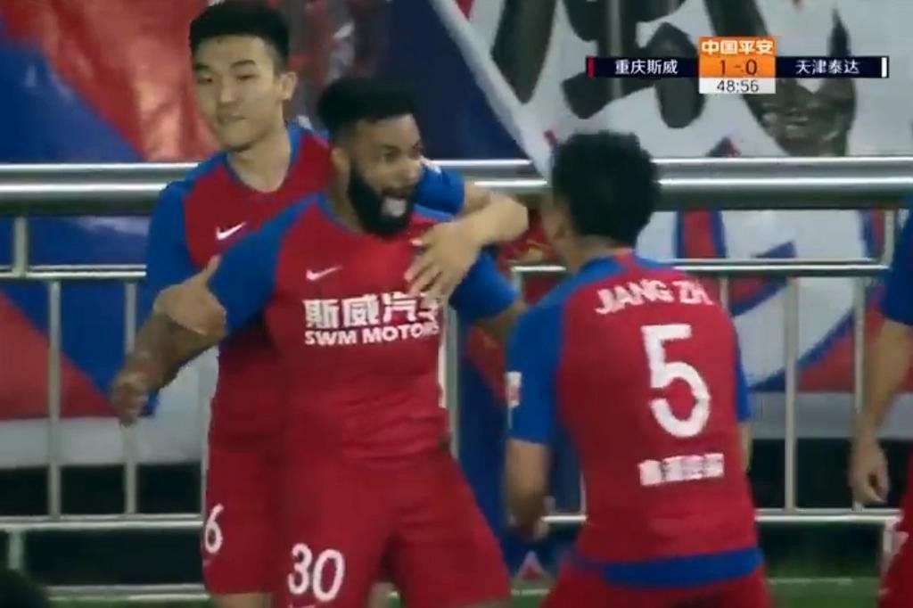 VÍDEO: ex-gremista Fernandinho atravessa o campo e marca golaço na ...