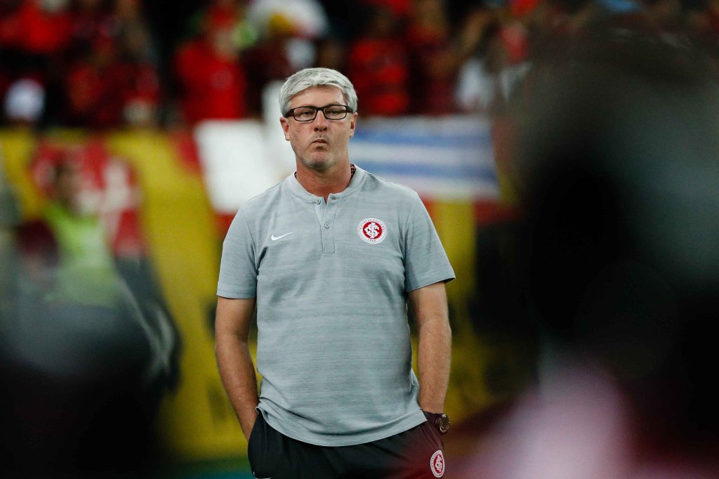 Do ônibus para o supletivo ao time principal: Odair poderá fazer ...