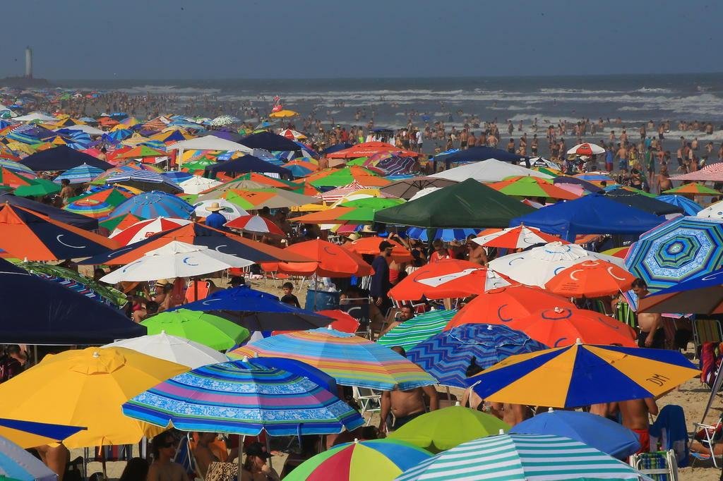 Praia lotada e turistas à espera da virada do ano: a tarde do dia 31 em ...