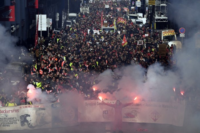 Franceses voltam às ruas contra reforma da previdência | GZH