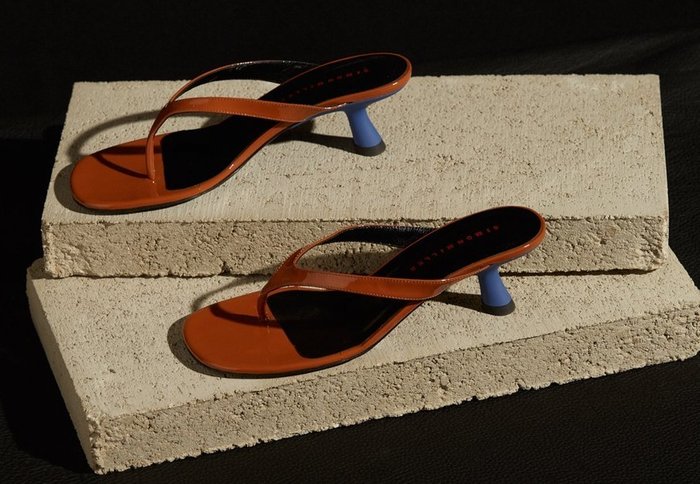 Chinelo de dedo com salto: como montar looks com o calçado que divide ...