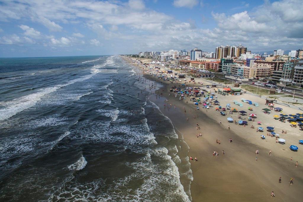 Saiba o que são as correntes de retorno do mar e como se proteger delas ...