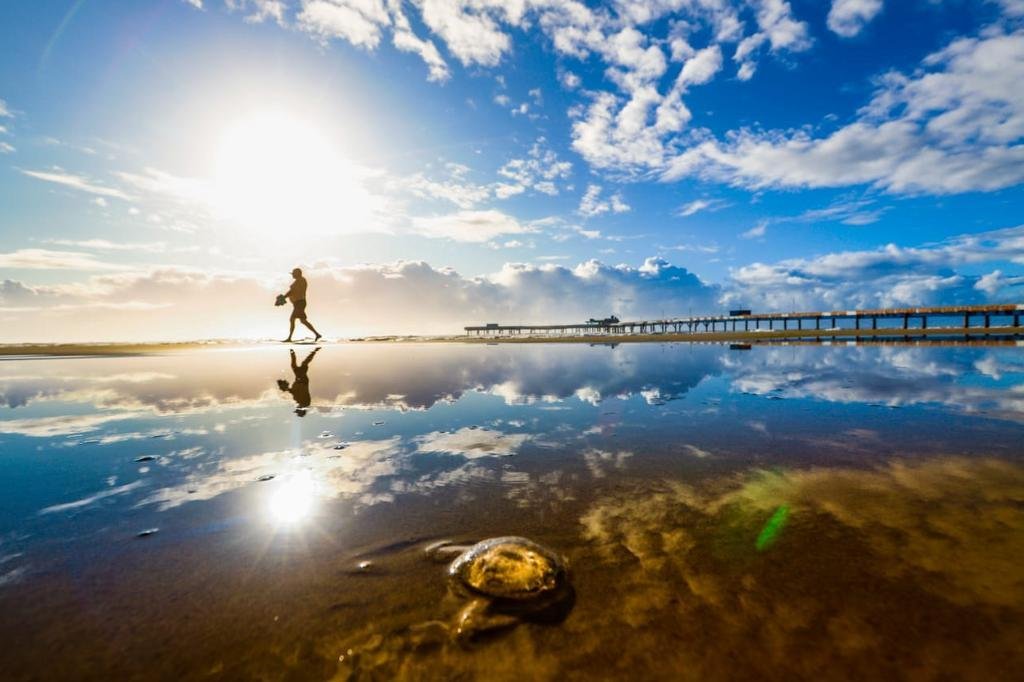 Mar claro e pouco vento cativam veranistas após dias em sequência de ...