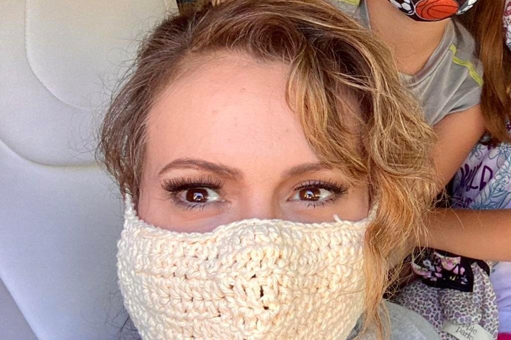Atriz Alyssa Milano é criticada após publicar foto usando máscara de ...