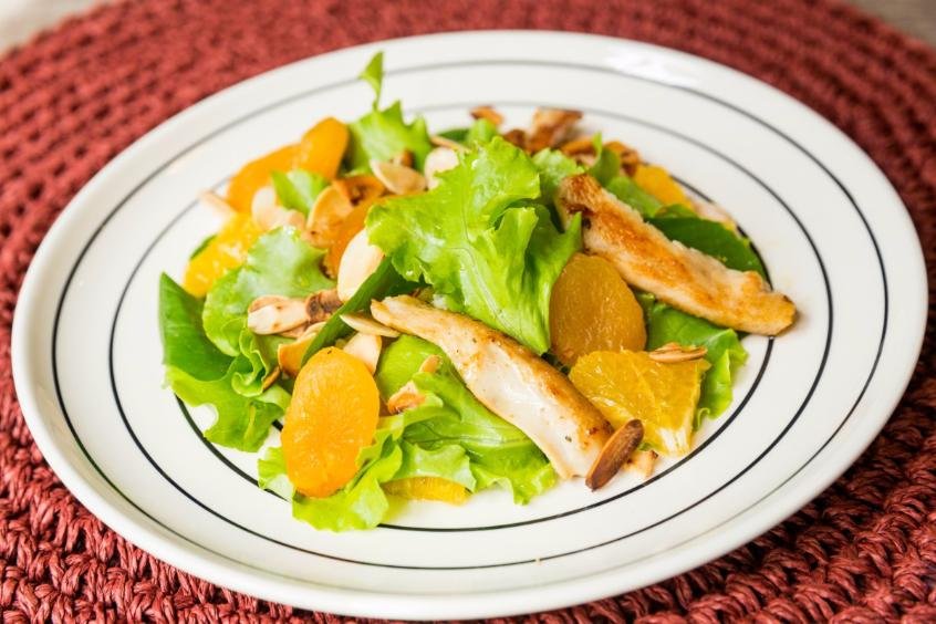 Receita de salada de frango, laranja e amêndoas | Destemperados