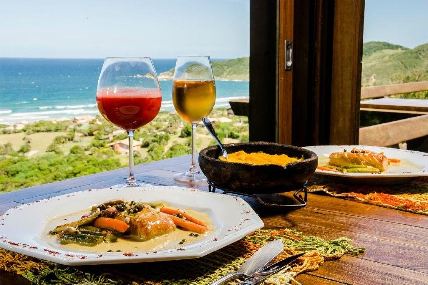 6 restaurantes imperdíveis na Praia do Rosa | Destemperados