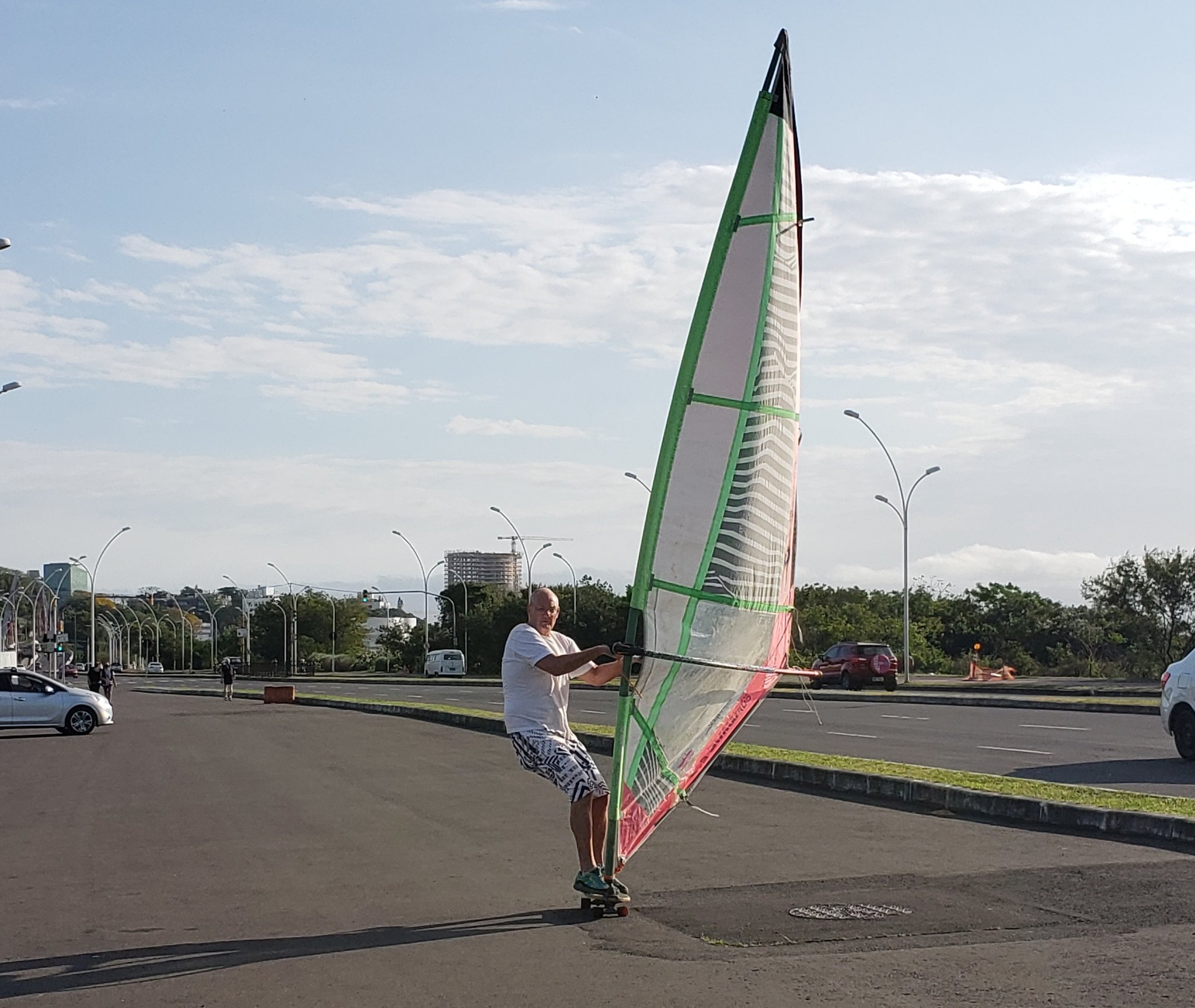 Rajadas de vento superiores a 50 km/h ajudam na prática do windskate na ...
