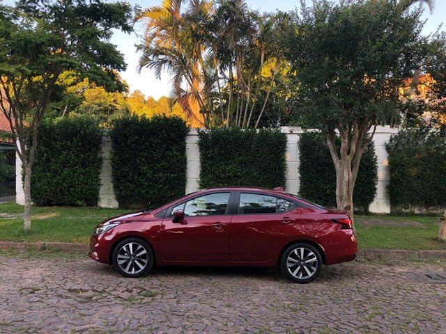 Versa Exclusive 2021: bonito, compacto Nissan esbanja espaço, conforto ...