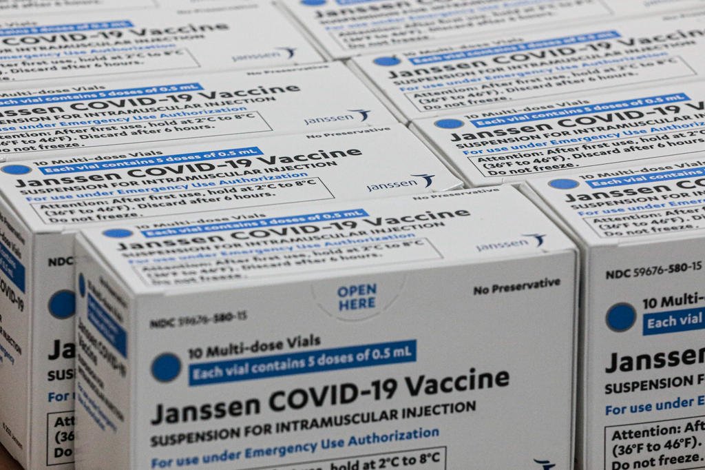 Lote com mais 942 mil doses de vacina da Janssen chega ao Brasil | GZH
