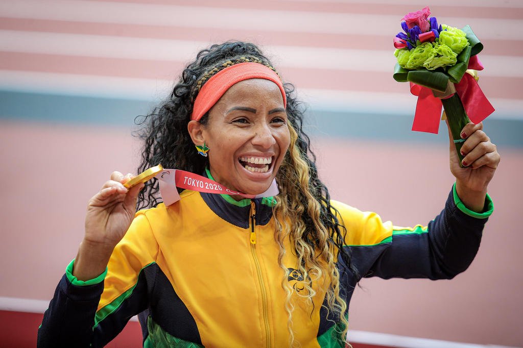 Silvânia Costa conquista o ouro no salto em distância nas Paralimpíadas ...
